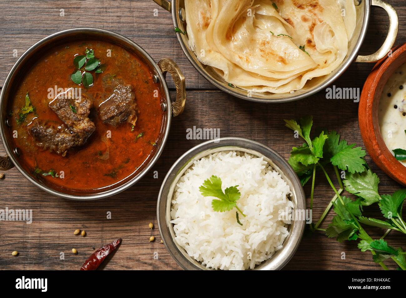Ziege oder Schaf Mutton Curry mit Reis nd Roti/Indisches essen Konzept ...