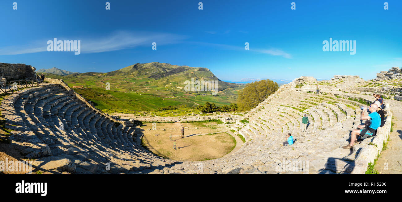 Segesta amphitheater -Fotos und -Bildmaterial in hoher Auflösung – Alamy