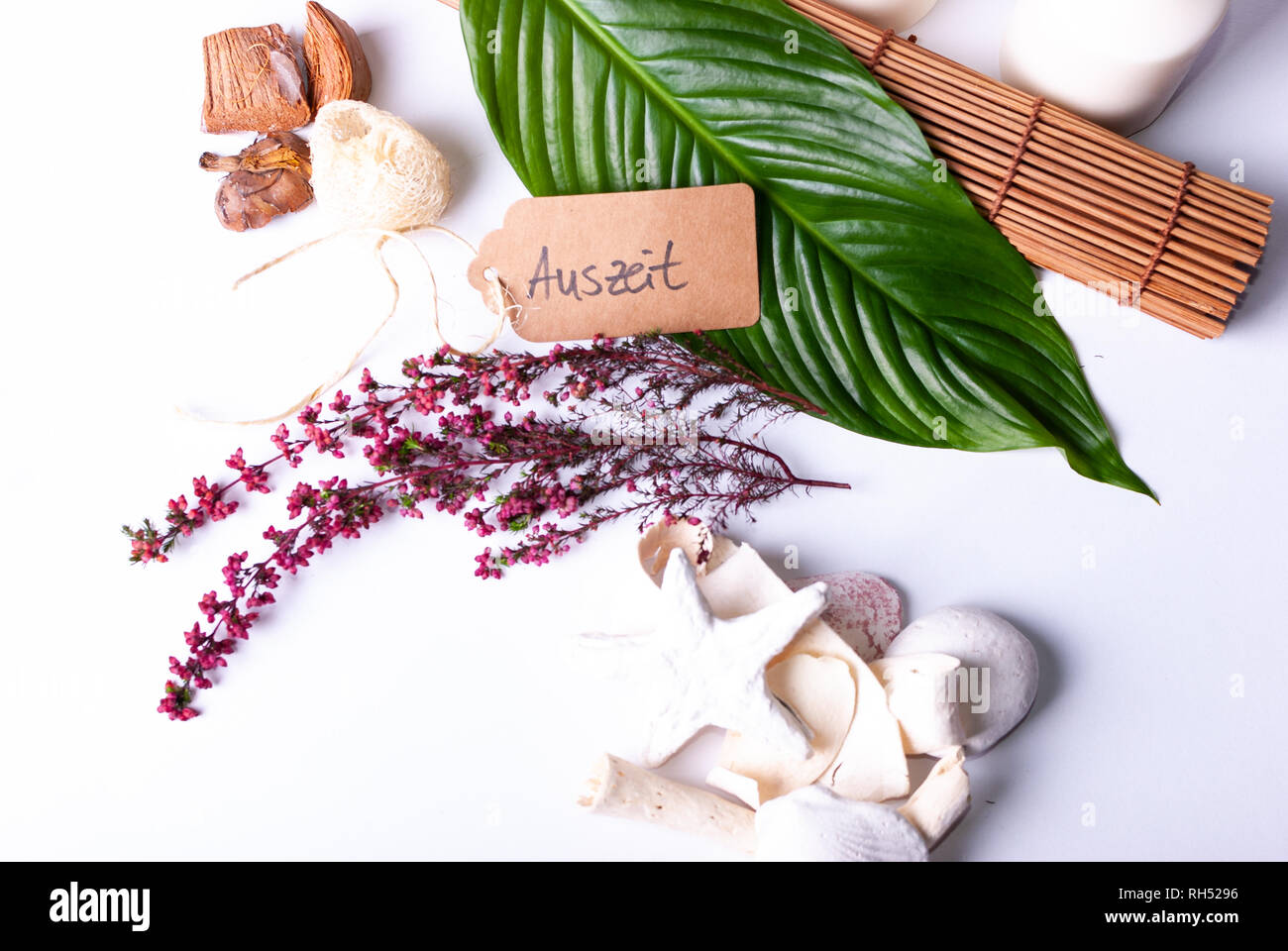 Eine Reihe von Wellness Produkte, ein Bambus Matte, eine Shell, Kerzen ...