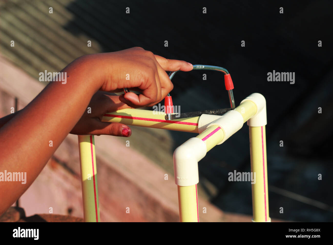 Pvc rohr schneiden -Fotos und -Bildmaterial in hoher Auflösung – Alamy