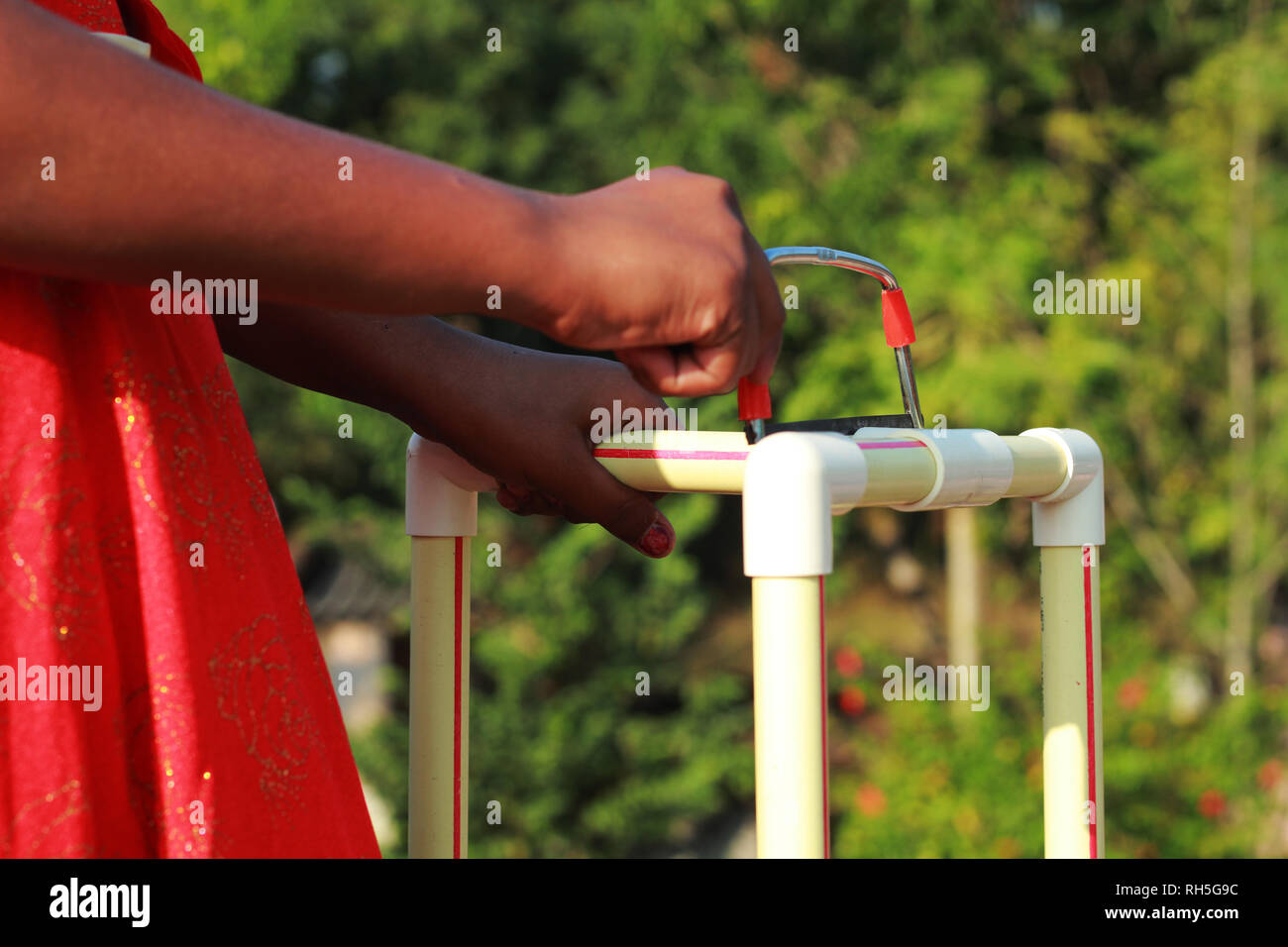 Pvc rohr schneiden -Fotos und -Bildmaterial in hoher Auflösung – Alamy