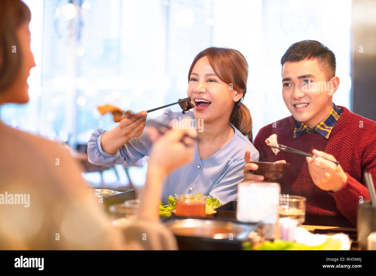 Gruppe von freunden am tisch im restaurant -Fotos und -Bildmaterial in ...