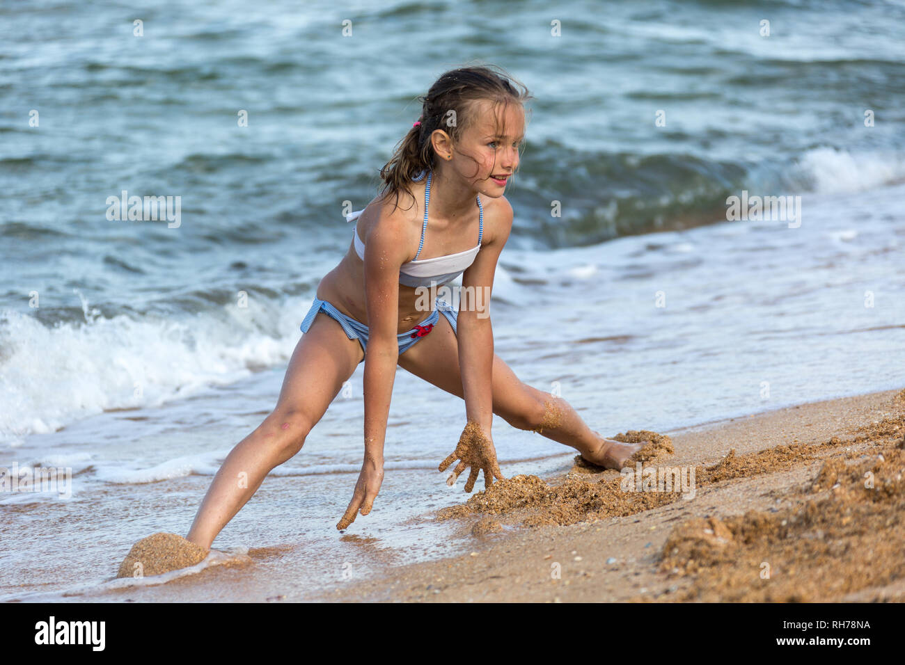 Junge Mädchen Athlet In Einem Badeanzug Auf See Spielen Am Strand Im