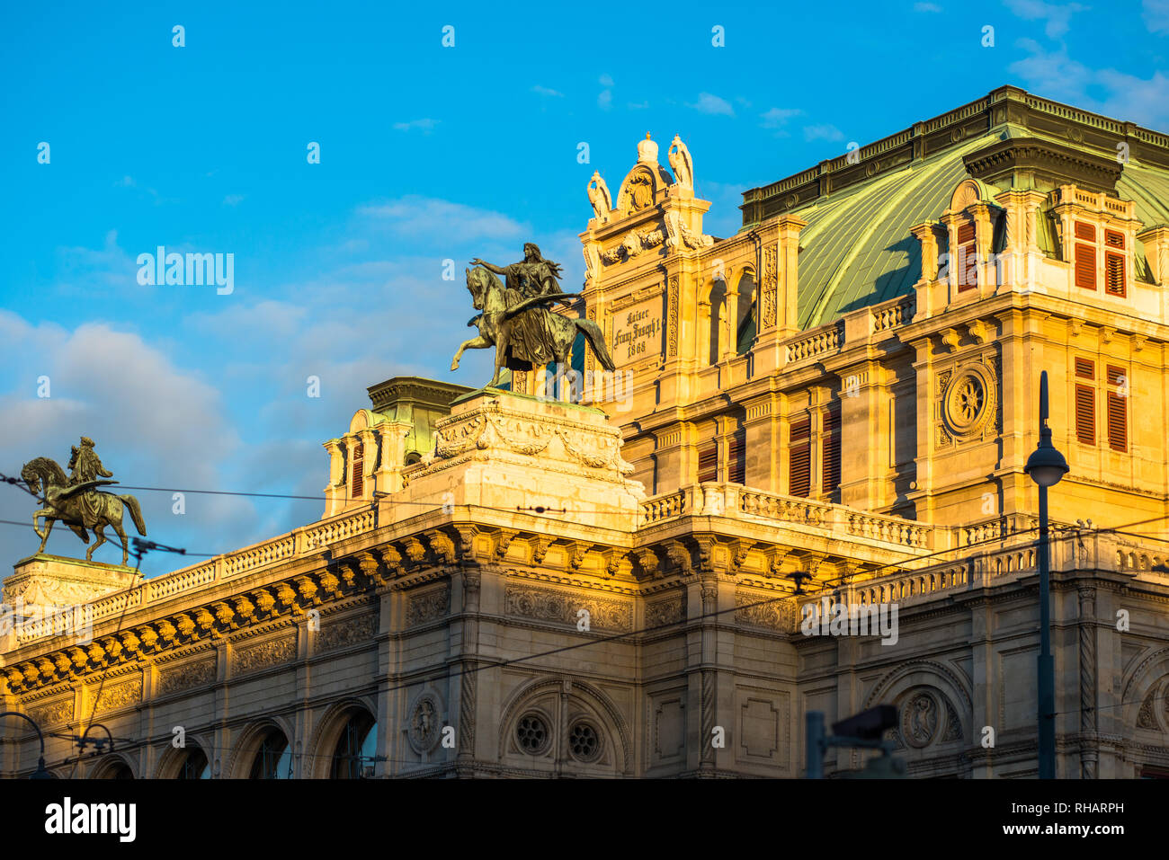 Wiener opernhaus seitenansicht -Fotos und -Bildmaterial in hoher ...