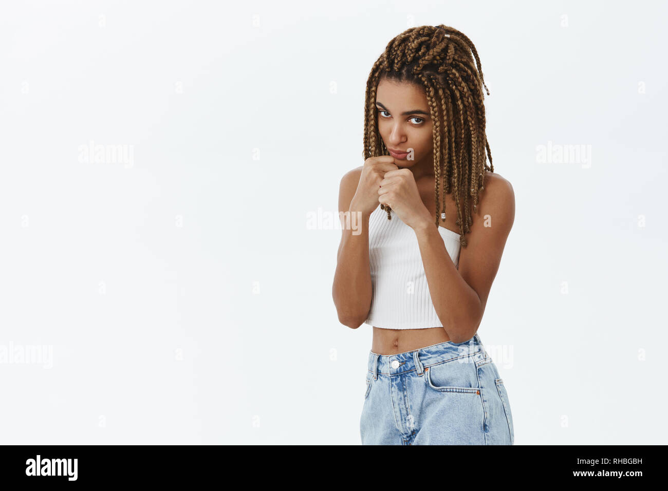 Afrikanische boxer braids -Fotos und -Bildmaterial in hoher Auflösung ...
