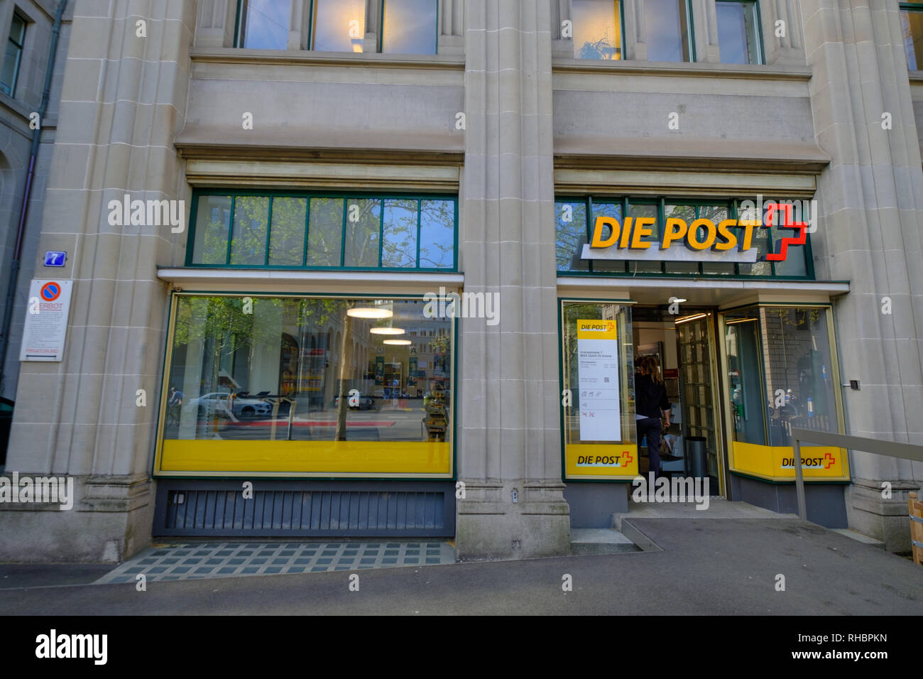 Swiss post delivery -Fotos und -Bildmaterial in hoher Auflösung – Alamy