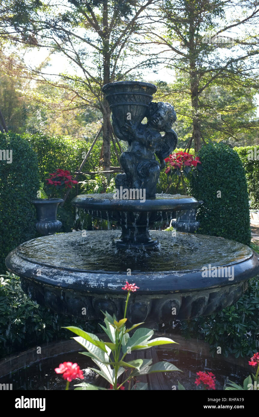 Garden stone statue angel angels -Fotos und -Bildmaterial in hoher ...