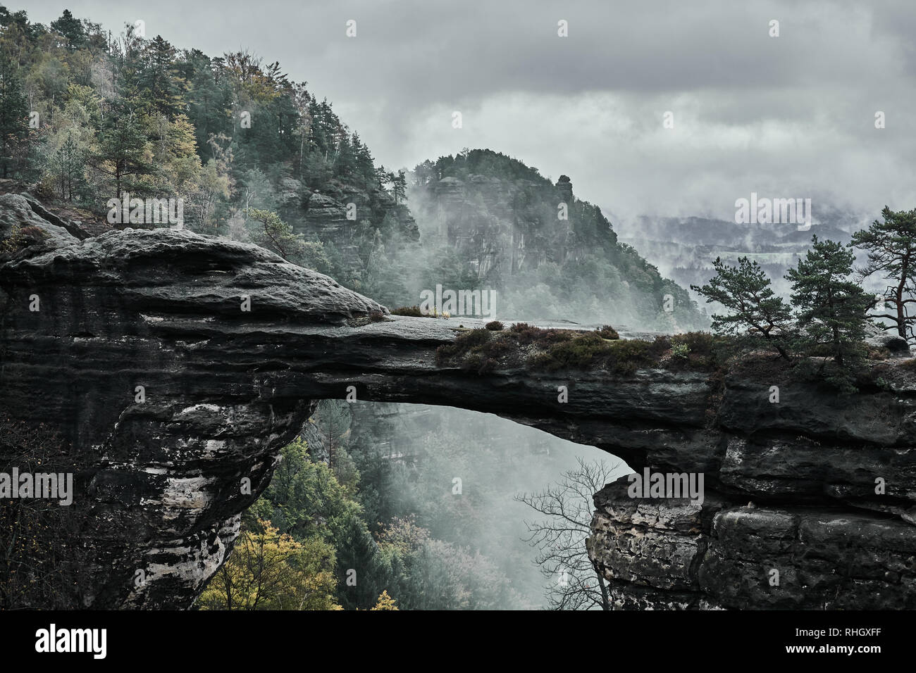 Misty neblige Landschaft der Prebischtor - Tor (Prebischtor - brana ...