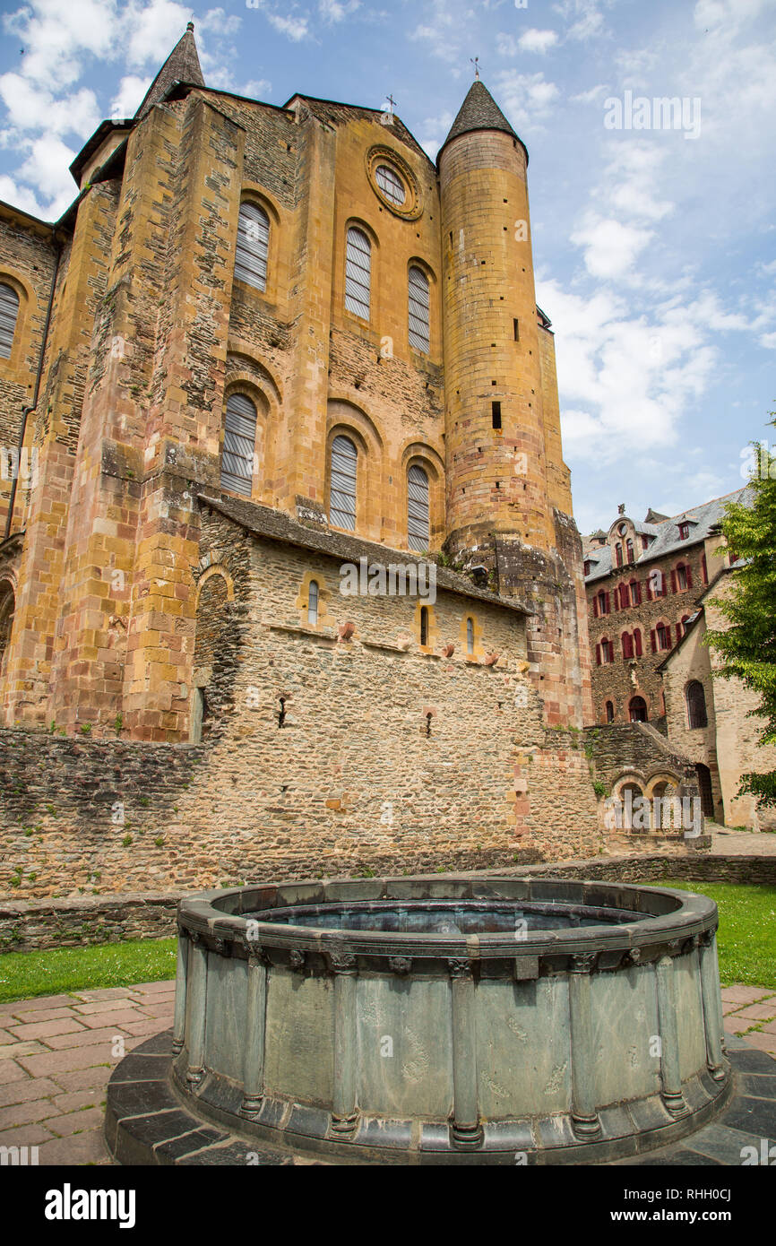 Sainte foy abtei conques -Fotos und -Bildmaterial in hoher Auflösung ...