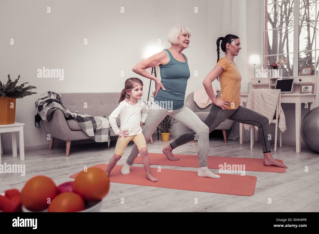 Mutter und tochter und sohn turnen -Fotos und -Bildmaterial in hoher ...