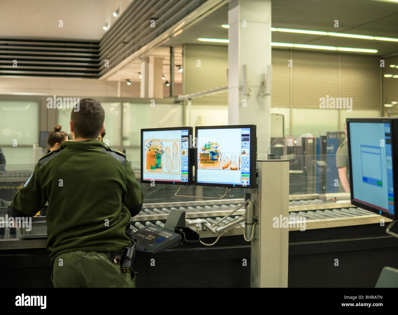 Airport security guard checking -Fotos und -Bildmaterial in hoher ...