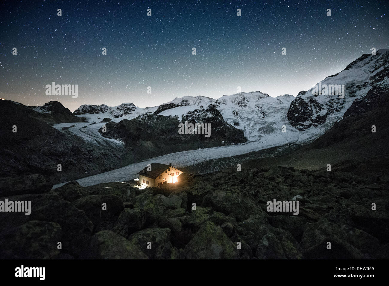 Nacht erfassen Der boval Hütte des Schweizerischen Alpenclubs SAC in ...