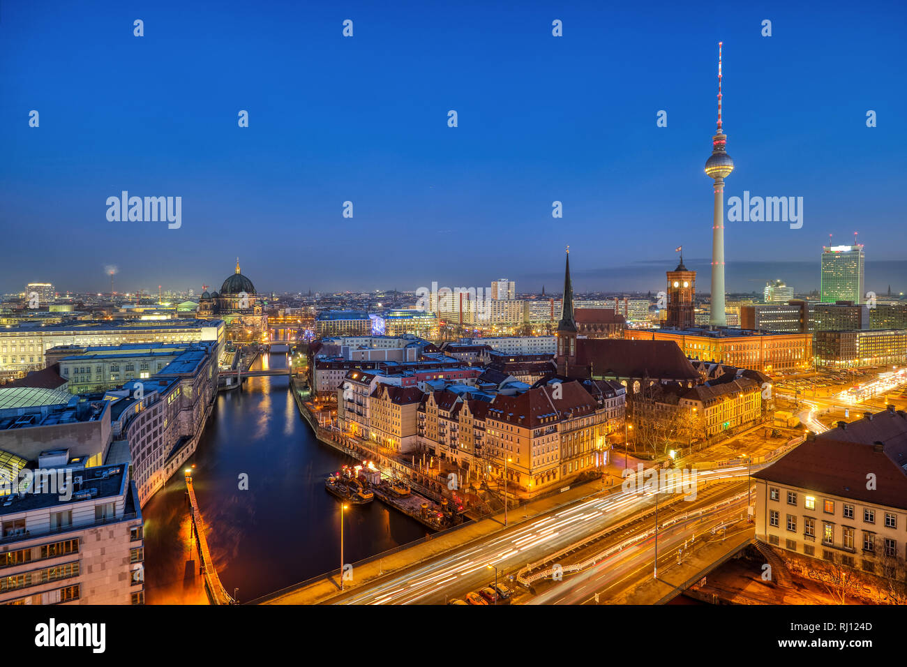 Berlin skyline night panorama -Fotos und -Bildmaterial in hoher ...