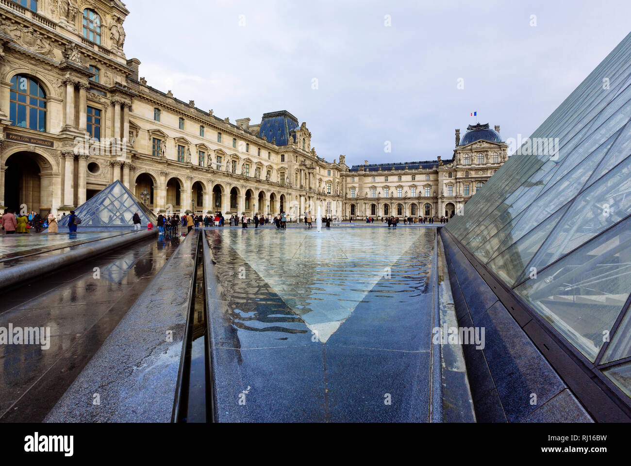 Louvre museum and the pyramid -Fotos und -Bildmaterial in hoher ...