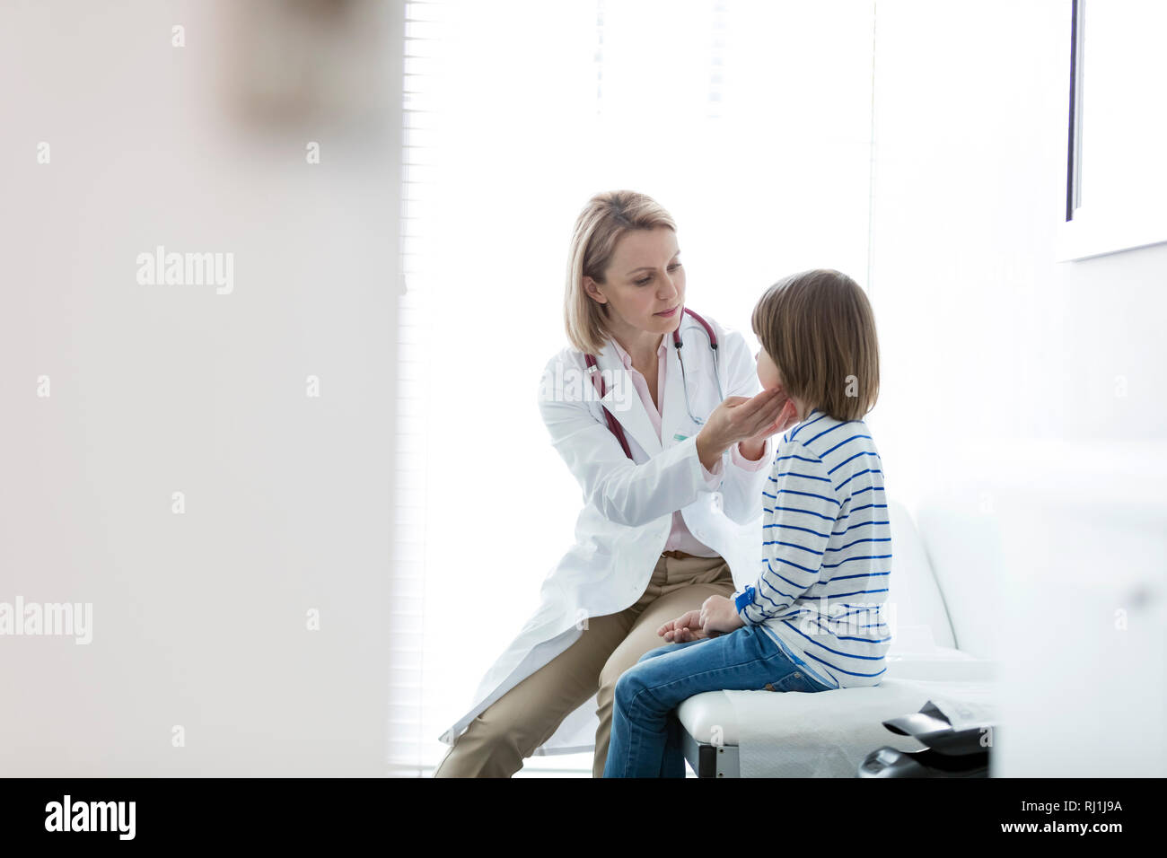 Behandelnder arzt -Fotos und -Bildmaterial in hoher Auflösung – Alamy