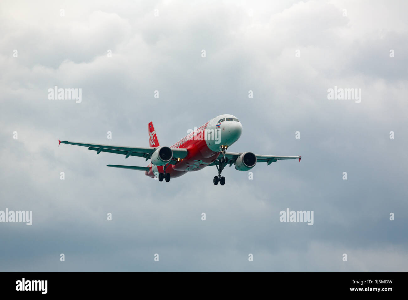 Airbus a320 flügel in wolken -Fotos und -Bildmaterial in hoher ...