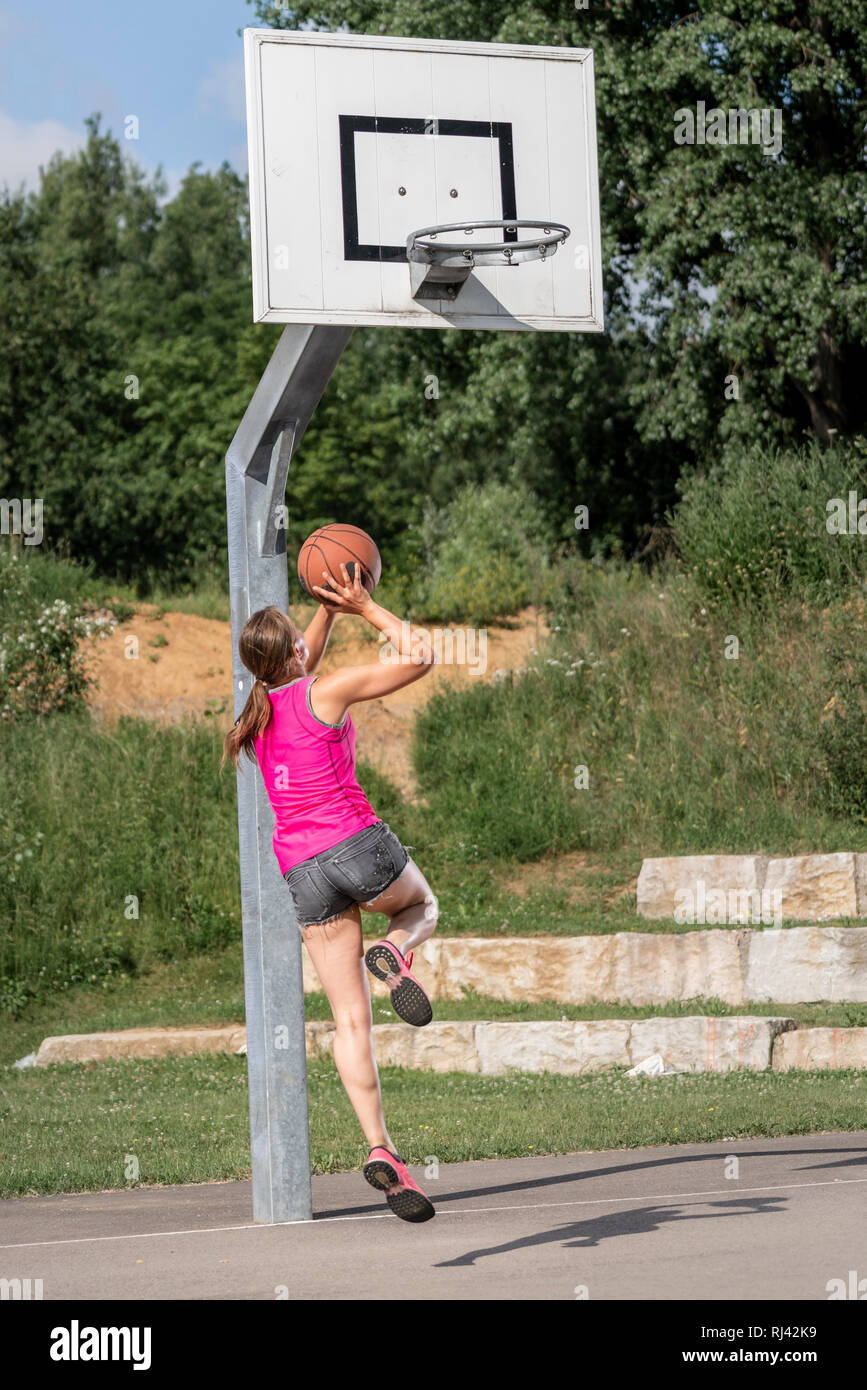 Basketball frau -Fotos und -Bildmaterial in hoher Auflösung – Alamy