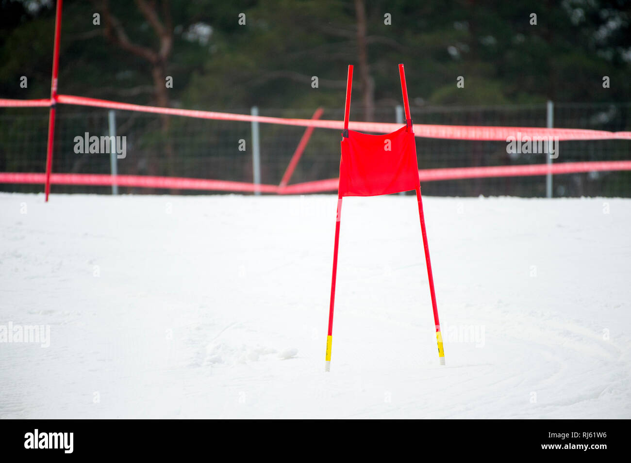 Ski-Tore mit Flagge rot und blau parallel-slalom Stockfotografie - Alamy