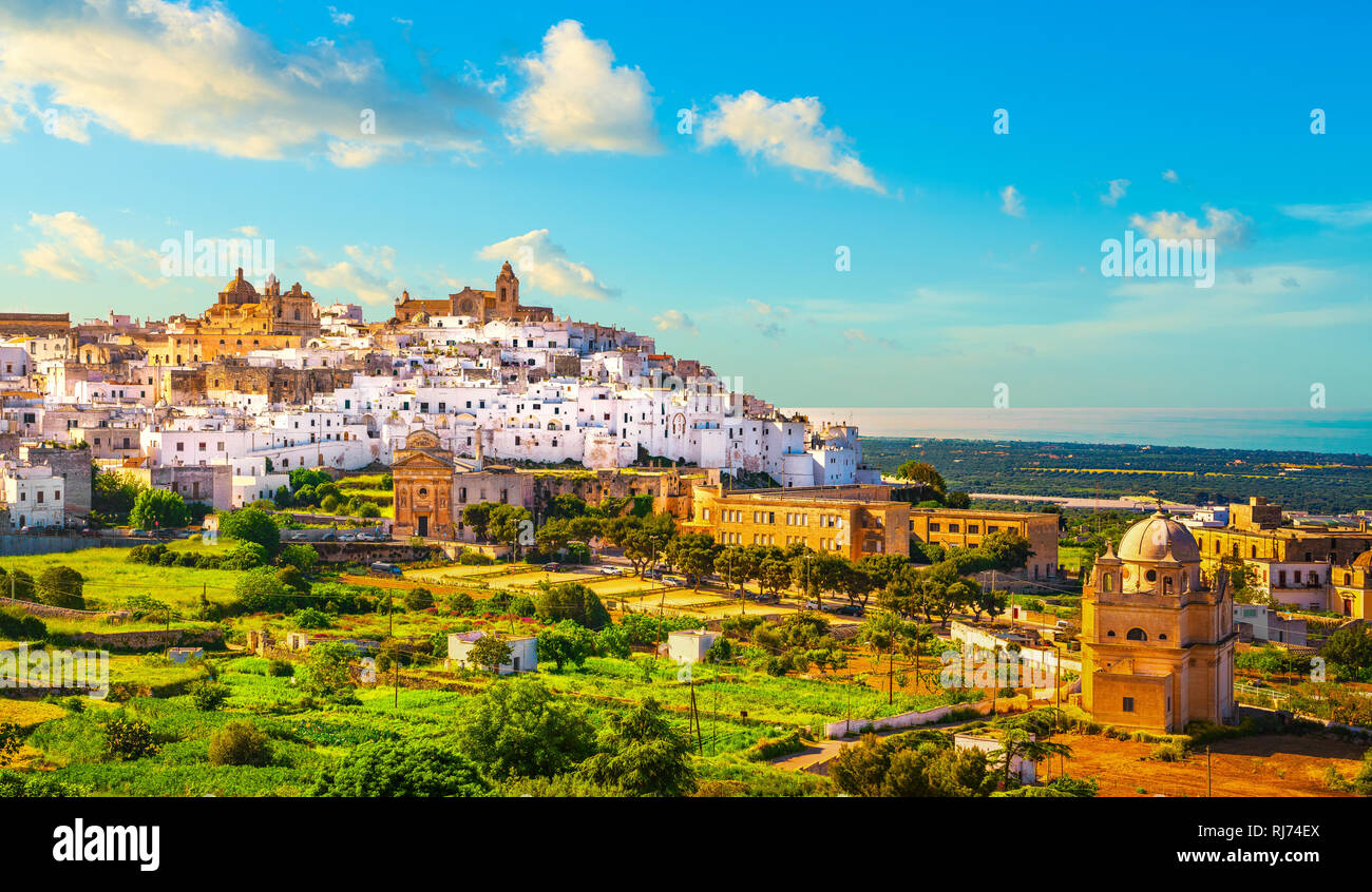 Ostuni weiße Stadt Skyline und Madonna della Grata Kirche, Brindisi ...