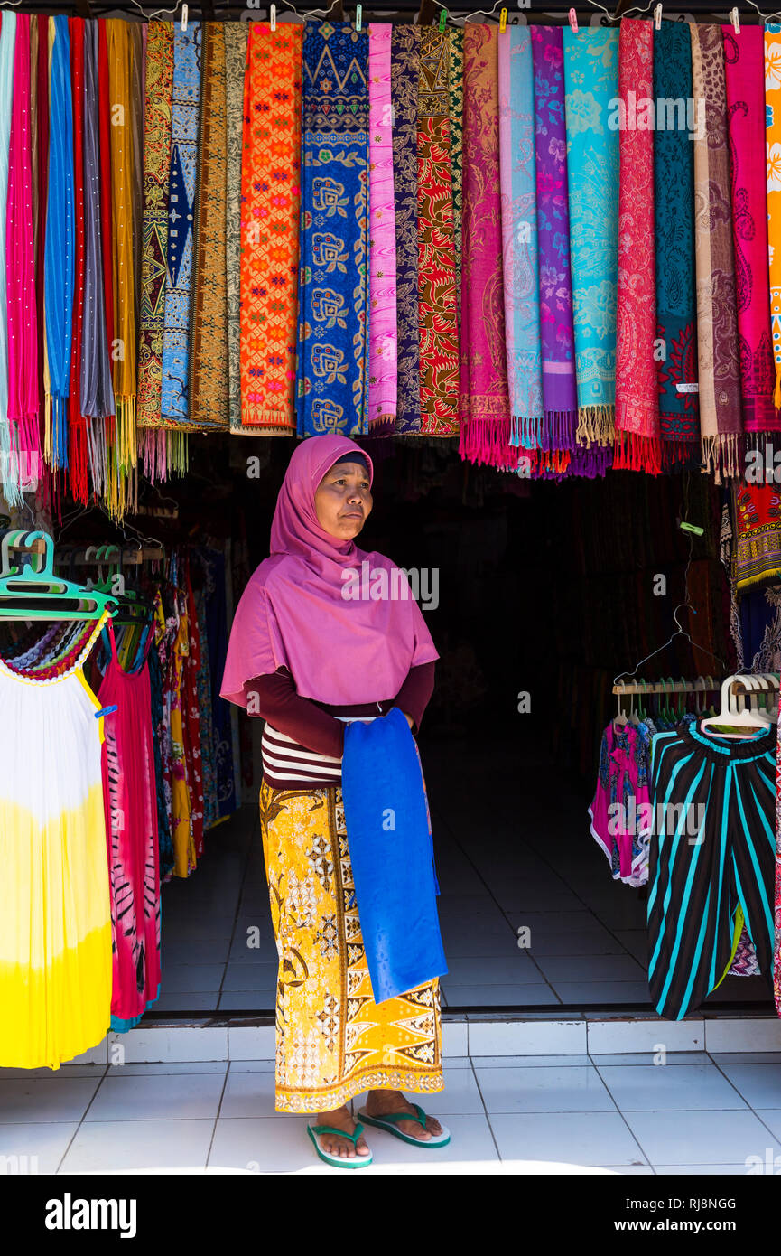 Candi kuning markt -Fotos und -Bildmaterial in hoher Auflösung – Alamy
