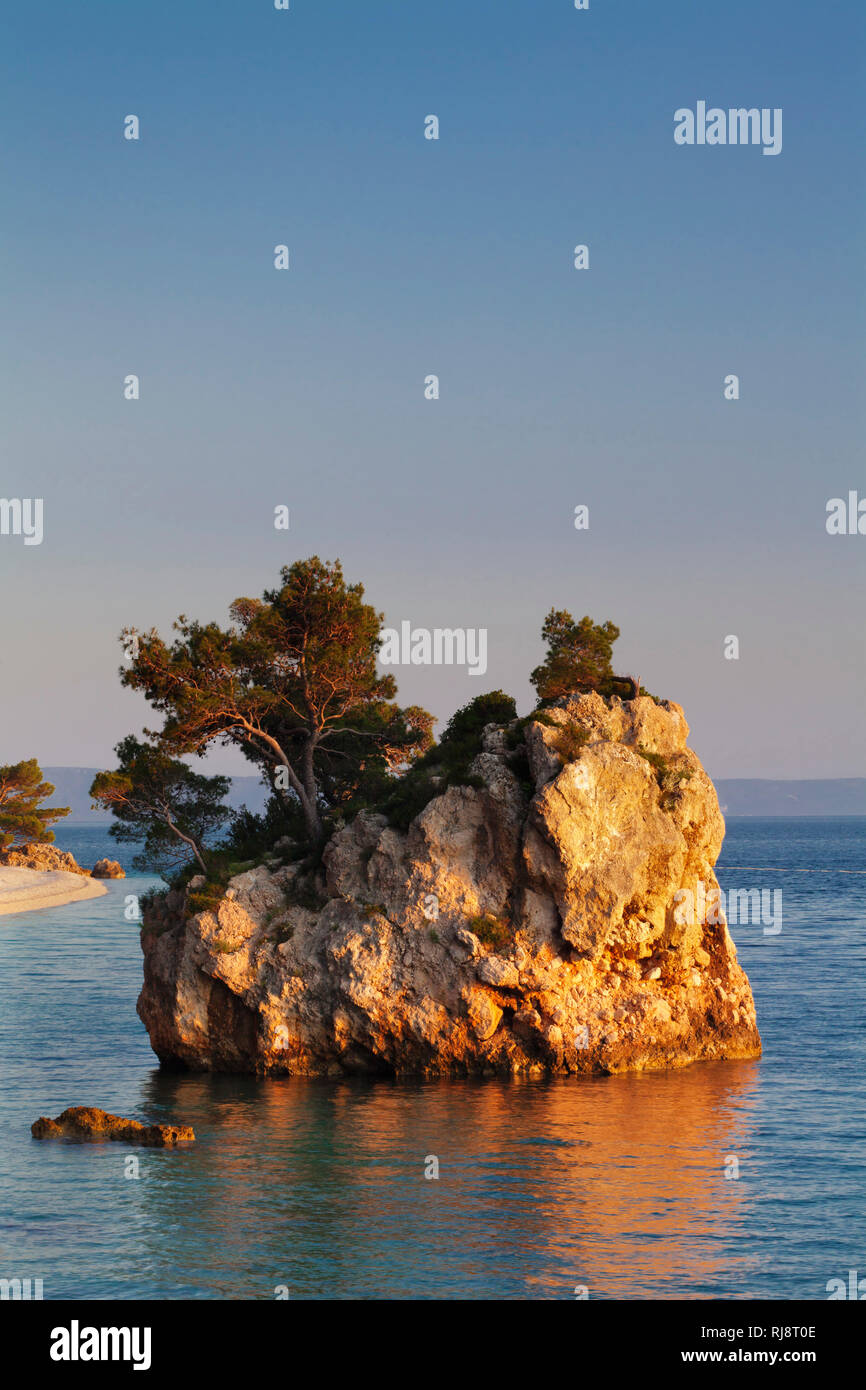 Brela Fels am Strand von Punta Rata, Brela, Makarska Riviera, Dalmatien ...