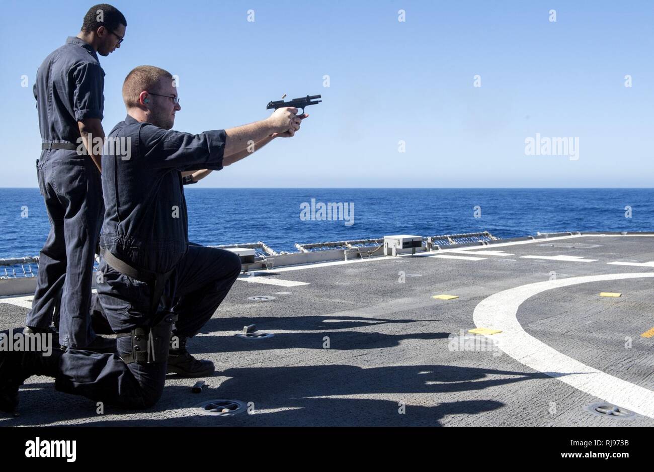 Pazifik (Nov. 3, 2016) Petty Officer 3rd Class Troy Coffman, rechts ...