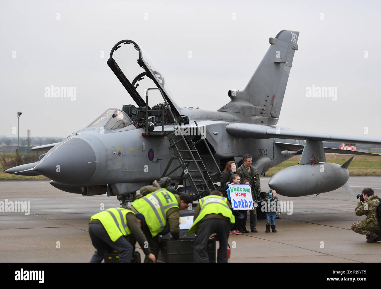 Offizier befiehlt IX Squadron Wing Commander James Heeps posiert für ...