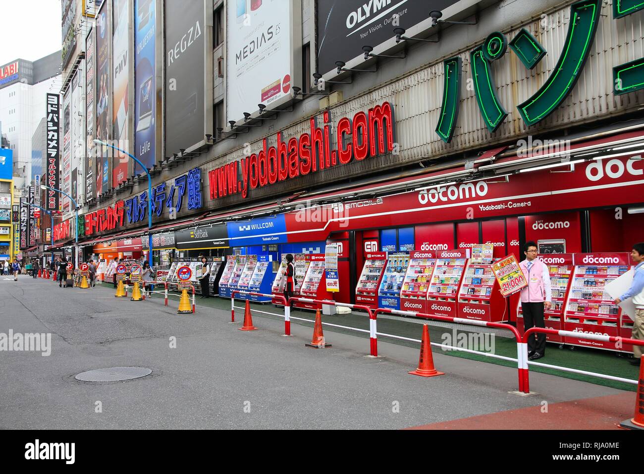 Yodobashi kamera shinjuku -Fotos und -Bildmaterial in hoher Auflösung ...
