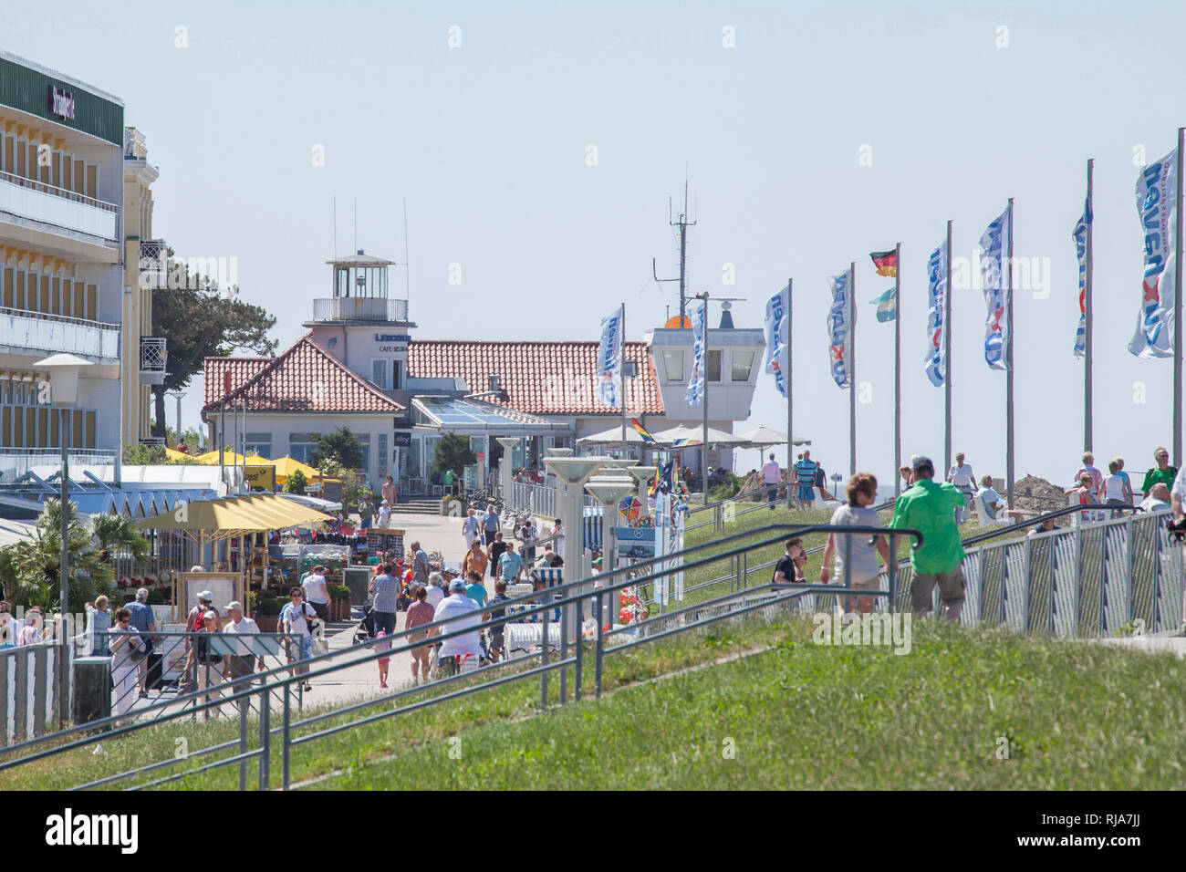 Touristen, Strandpromenade, Nordseeheilbad Cuxhaven-Duhnen Cuxhaven ...