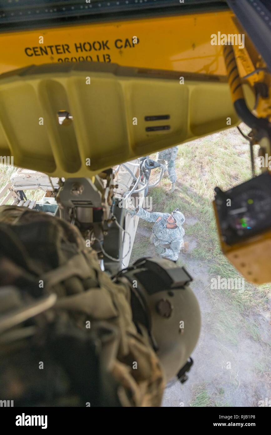 Soldaten in der 3. Division Artillery Haken oben ein Humvee und ...