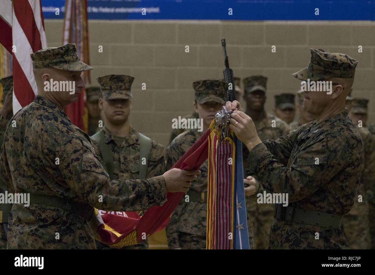 Colonel Walker M. Feld, kommandierender Offizier und Sgt. Maj. Stuart D ...