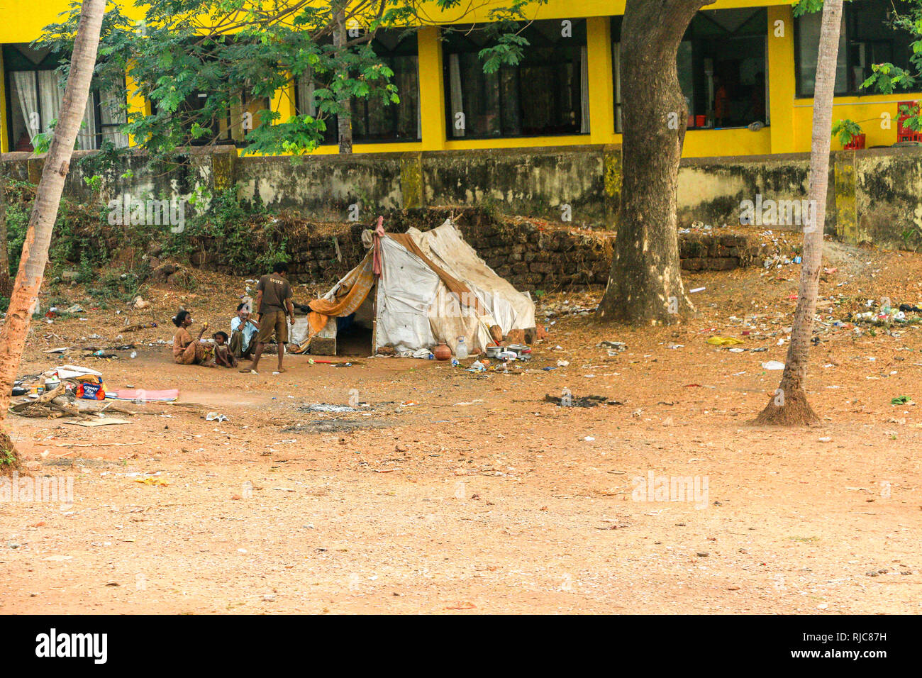 Armut ist dreckig -Fotos und -Bildmaterial in hoher Auflösung – Alamy