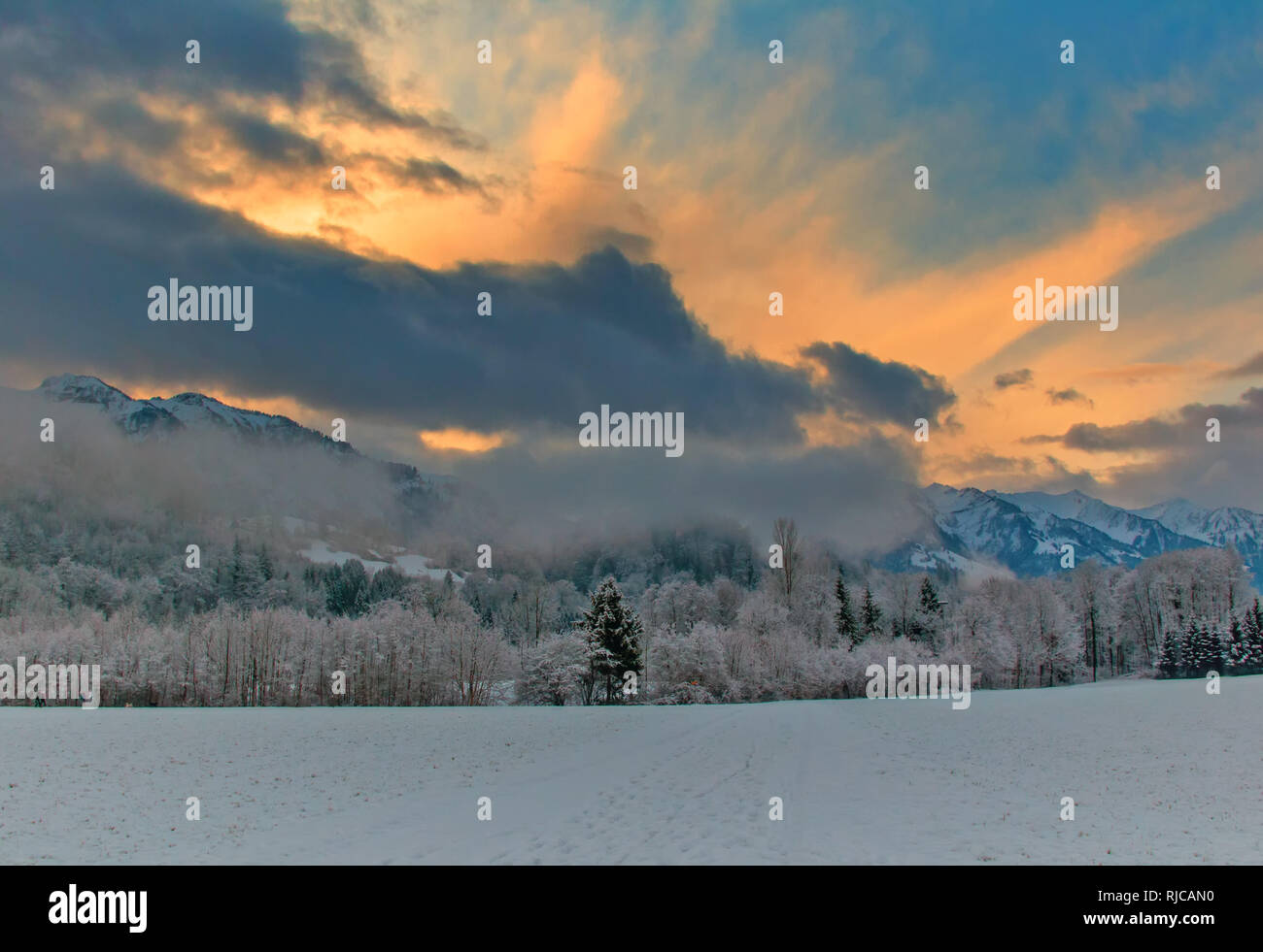 Alpine berge bei sonnenuntergang -Fotos und -Bildmaterial in hoher ...