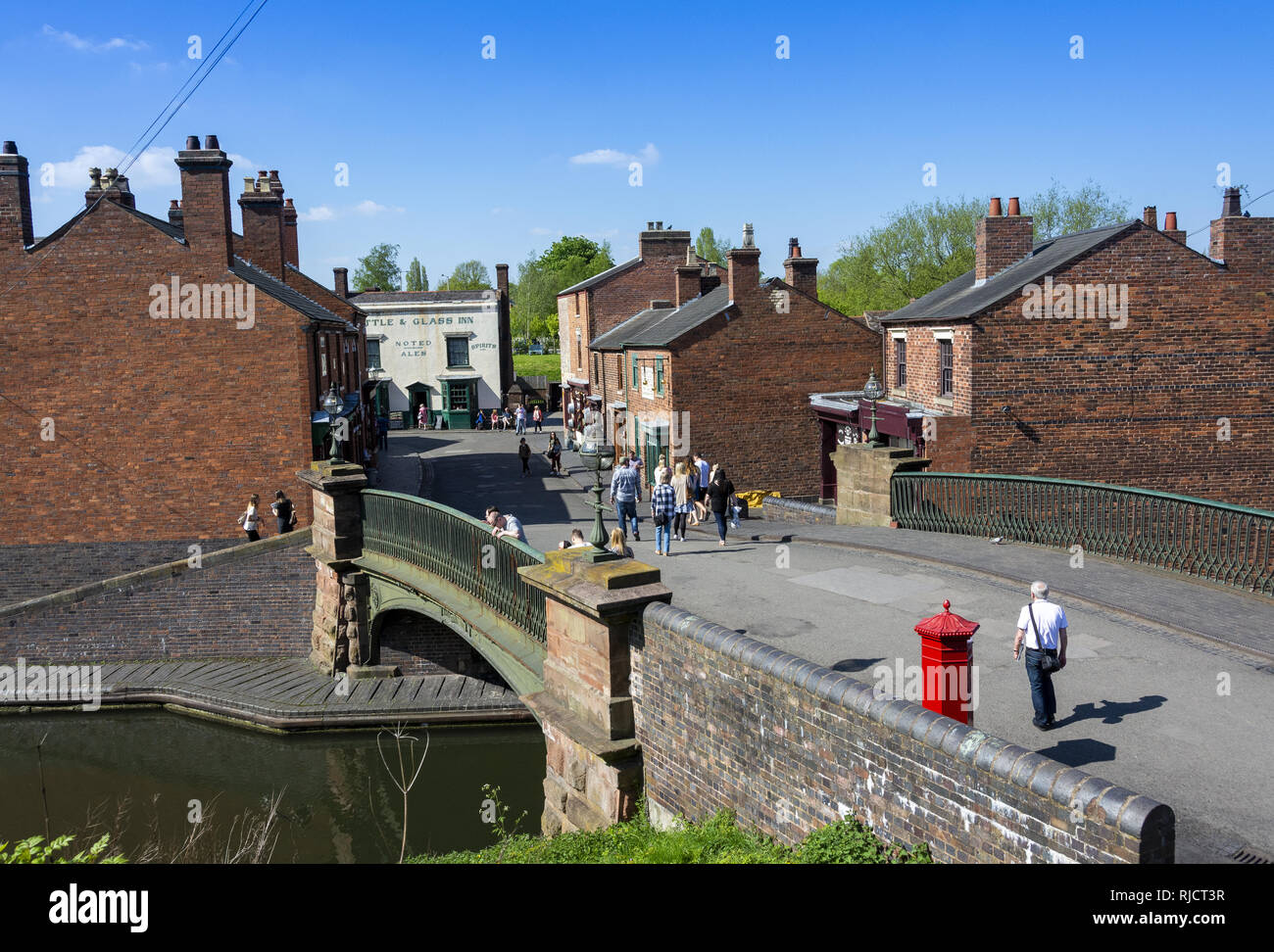 Bridge bottle -Fotos und -Bildmaterial in hoher Auflösung – Alamy