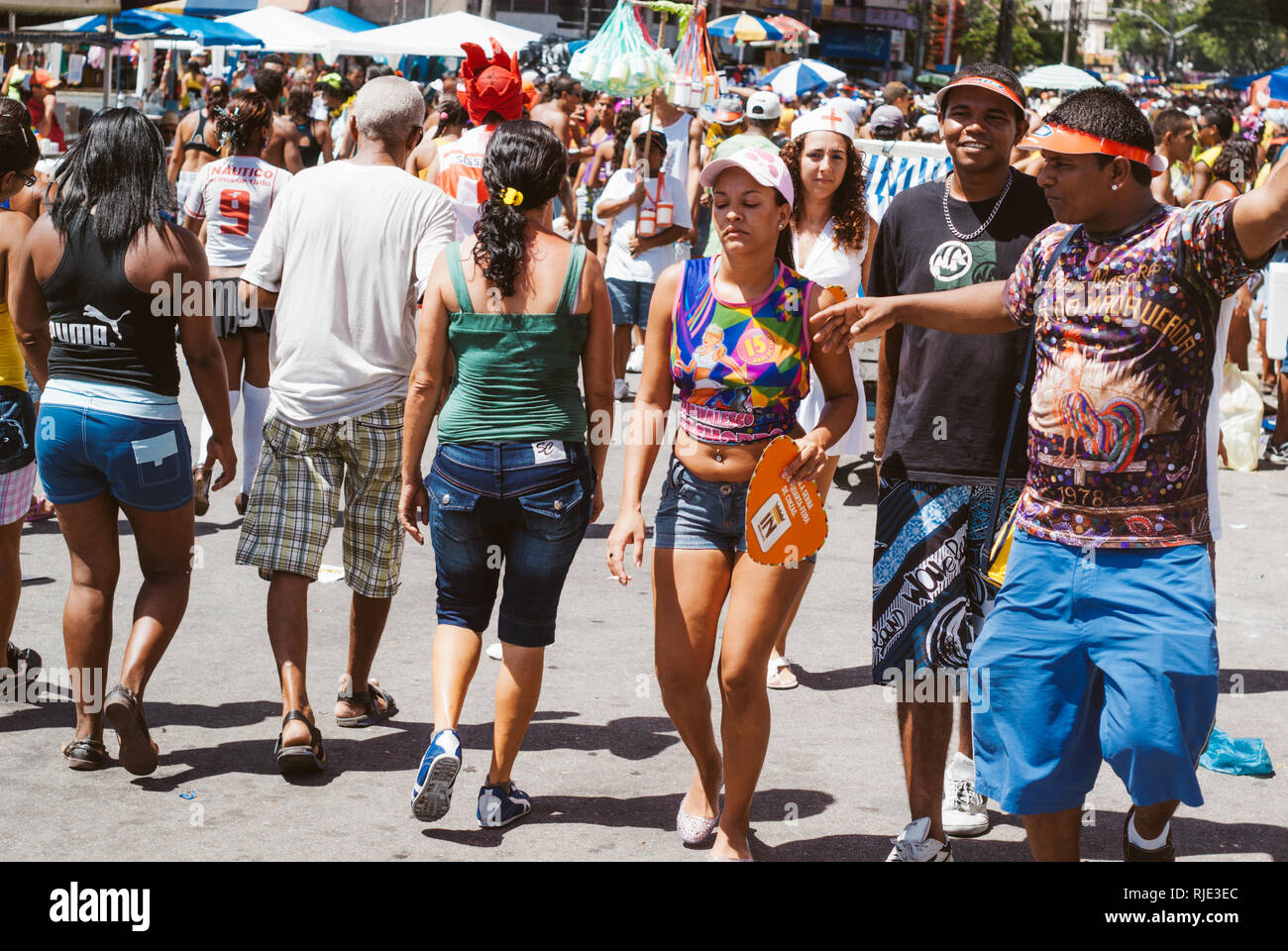 RECIFE, BRASILIEN - Feb.21,2009: Menschen versammeln sich in Recife der ...