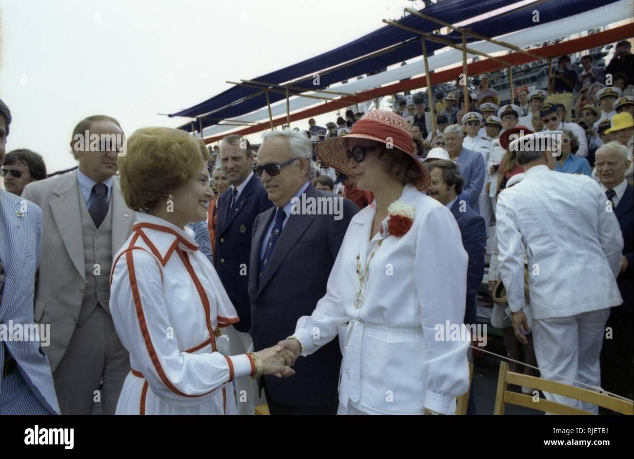 1976, 4. Juli - USS Forrestal (CV-59) - Flight Deck - New York Harbor ...