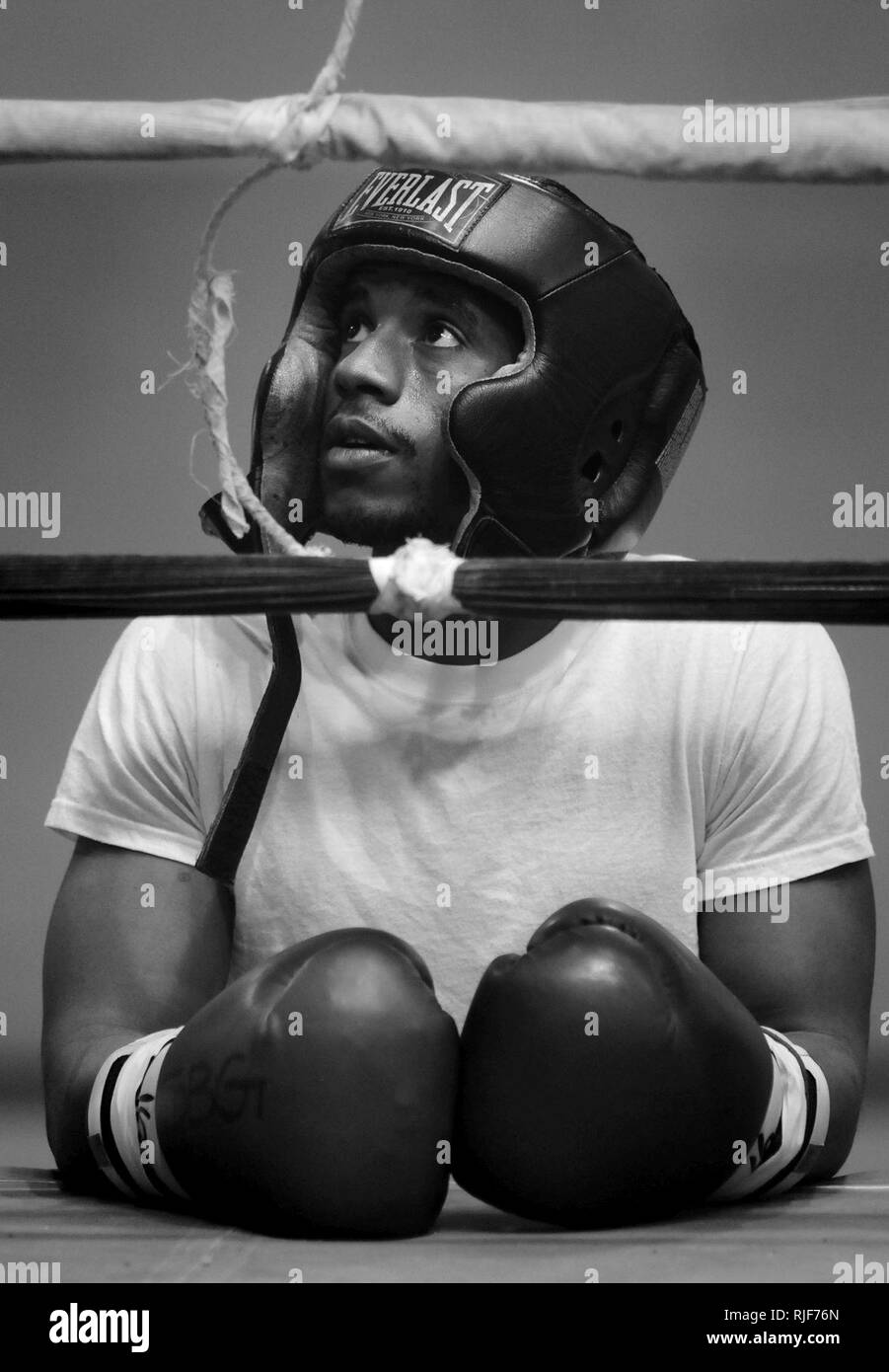 Seaman Cornelius Newell von der USS Bataan hält ein Auge auf einen ...