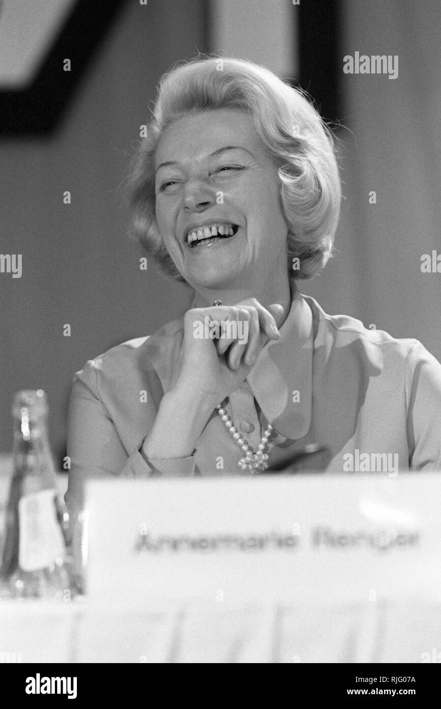 Annemarie renger Schwarzweiß-Stockfotos und -bilder - Alamy