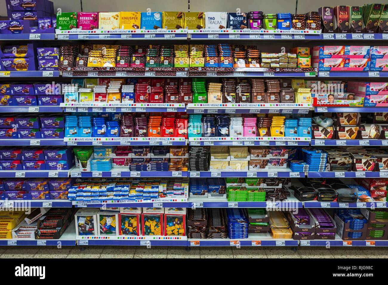 Regale mit verschiedenen Schokolade im Supermarkt, München, Oberbayern ...