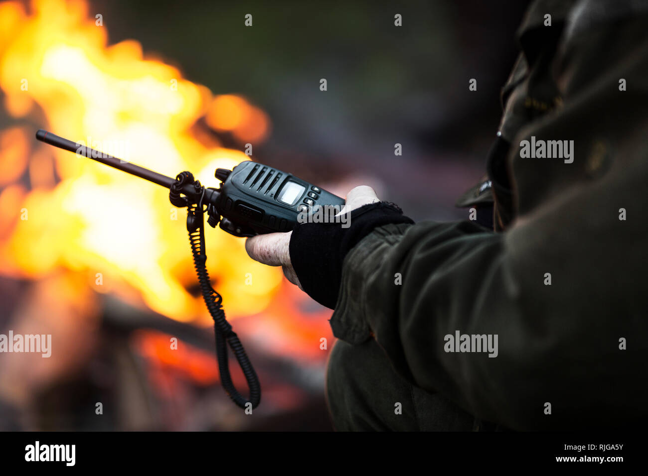 Menschliche hand mit feuer -Fotos und -Bildmaterial in hoher Auflösung ...