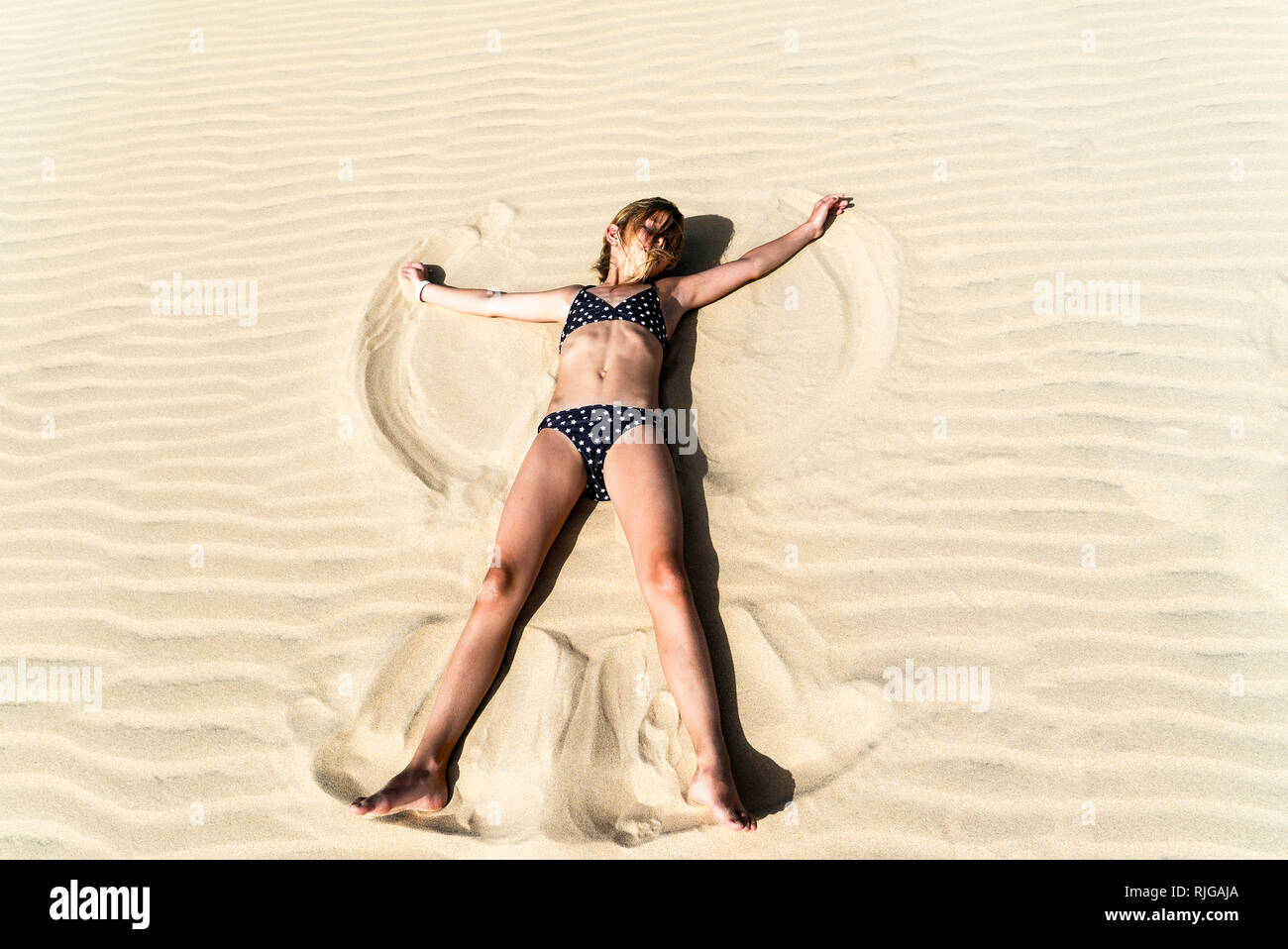 Kinder bikini auf rücken liegen -Fotos und -Bildmaterial in hoher Auflösung – Alamy