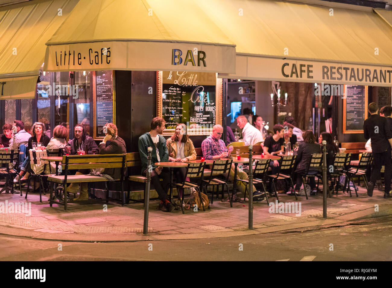 Menschen essen im restaurant -Fotos und -Bildmaterial in hoher ...