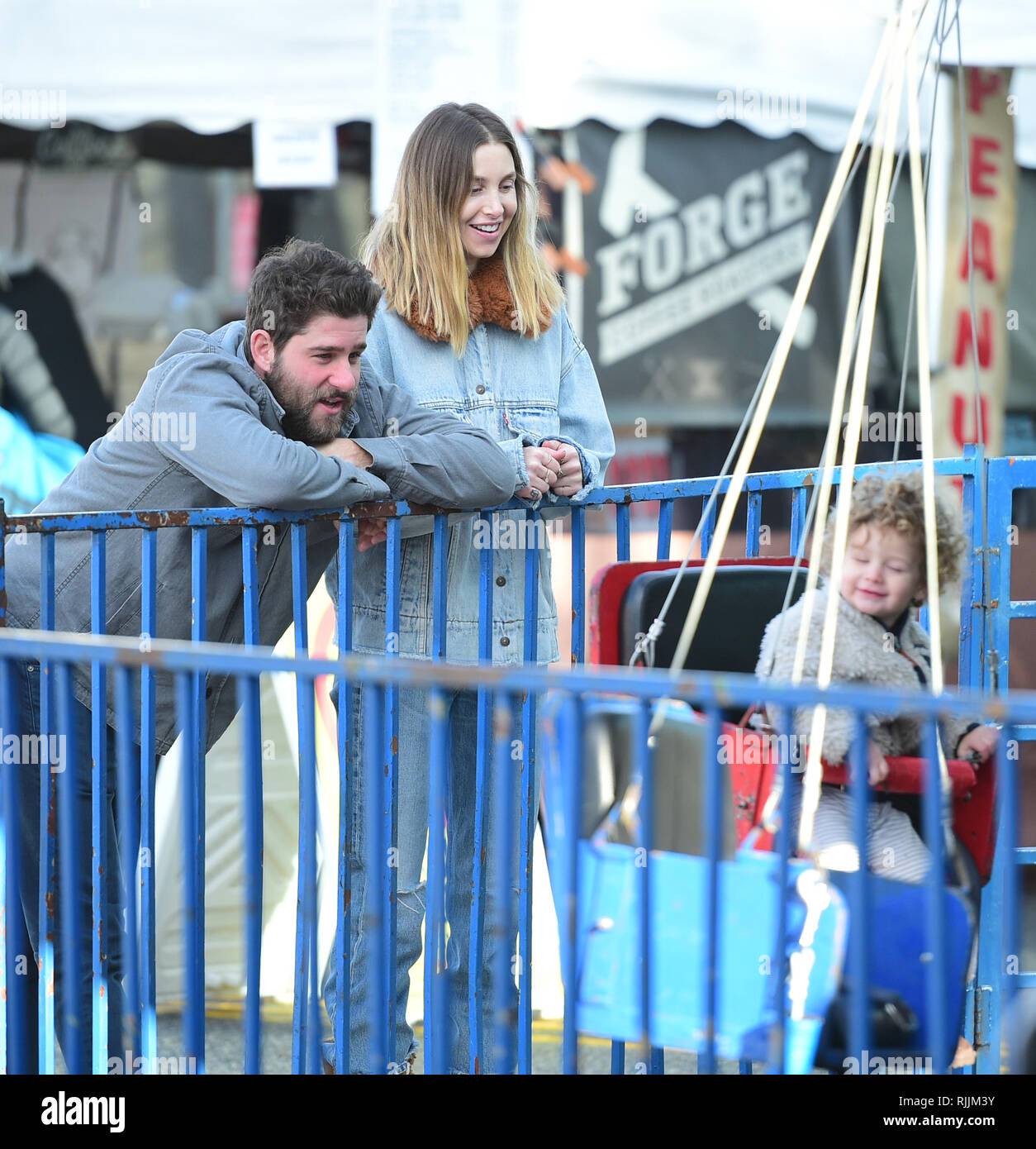 Whitney Port und Ehemann Tim Rosenman nehmen ihren Sohn Sonny, der ...
