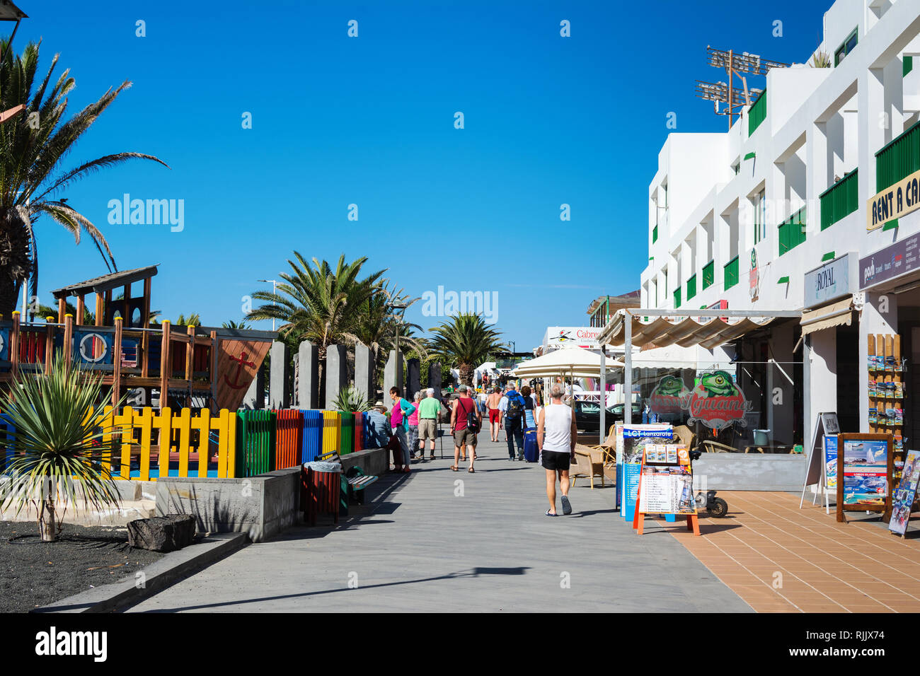 COSTA TEGUISE, LANZAROTE - 26. Dezember 2018. Cafés und Geschäfte ...