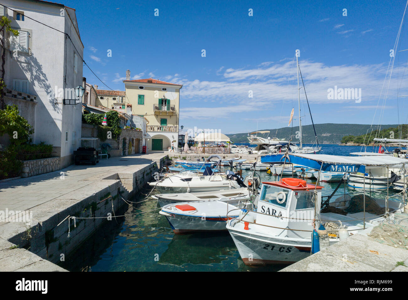 Boote in Valun Hafen in der Stadt Cres, Cres Kroatien Stockfotografie ...