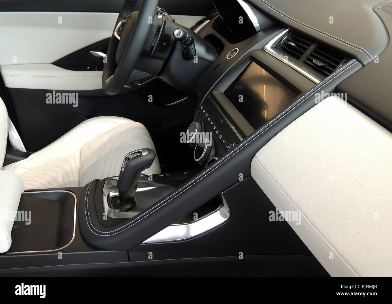 Auto innenraum sitze -Fotos und -Bildmaterial in hoher Auflösung – Alamy