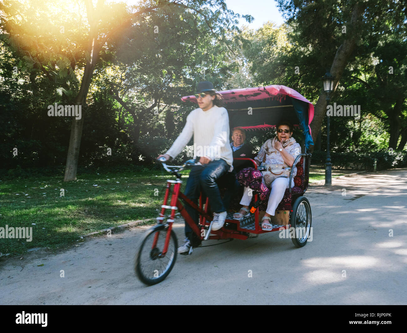 BARCELONA, SPANIEN - 11.Oktober 2017: Der Mann, der rikscha Reiten mit ...