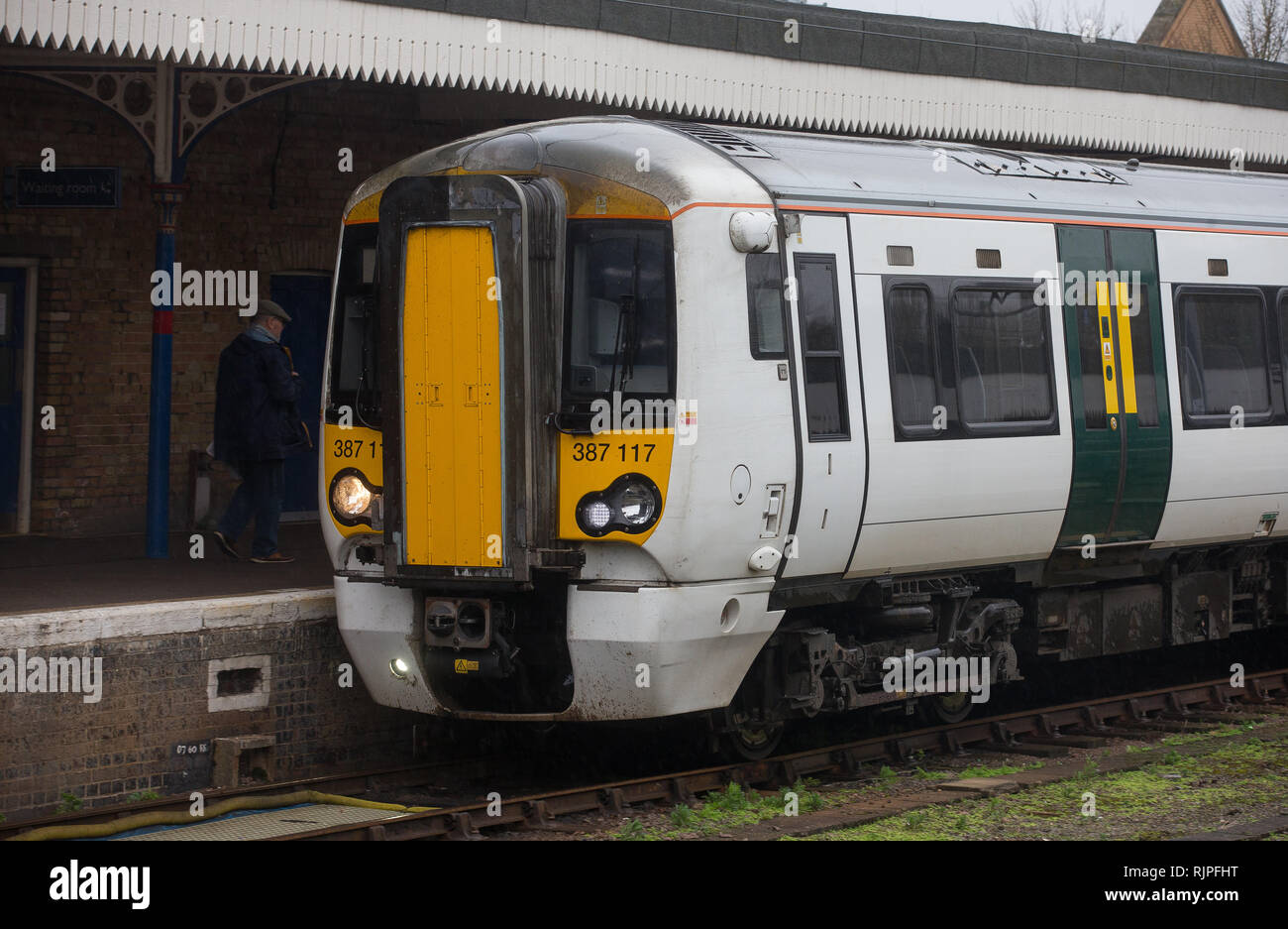 Ein Great Northern 387 Klasse zieht in die Plattform 1 am King's Lynn ...