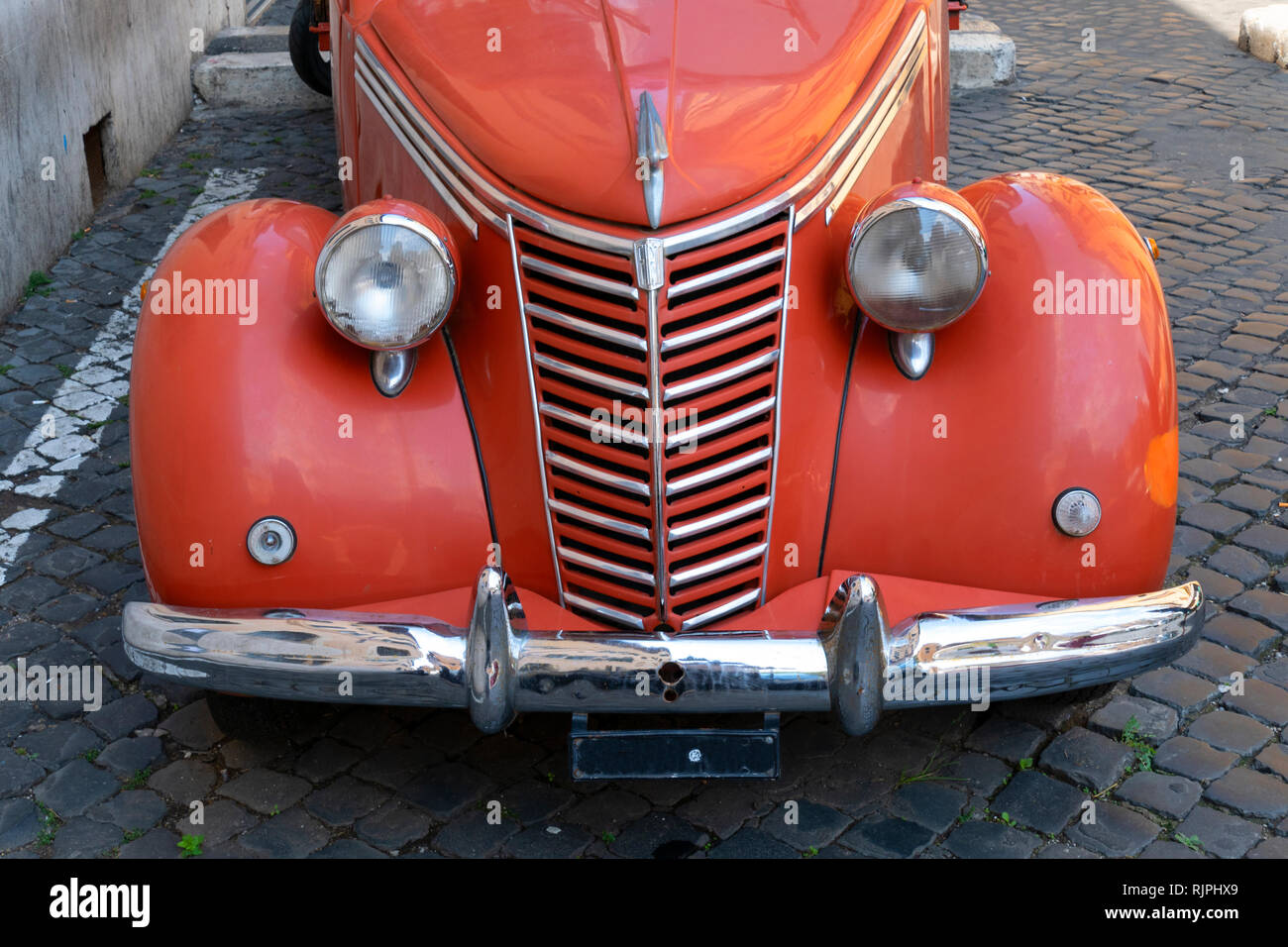 Ein roter Fiat 500 Topolino Oldtimer Auto in Trastevere, Rom, Italien ...