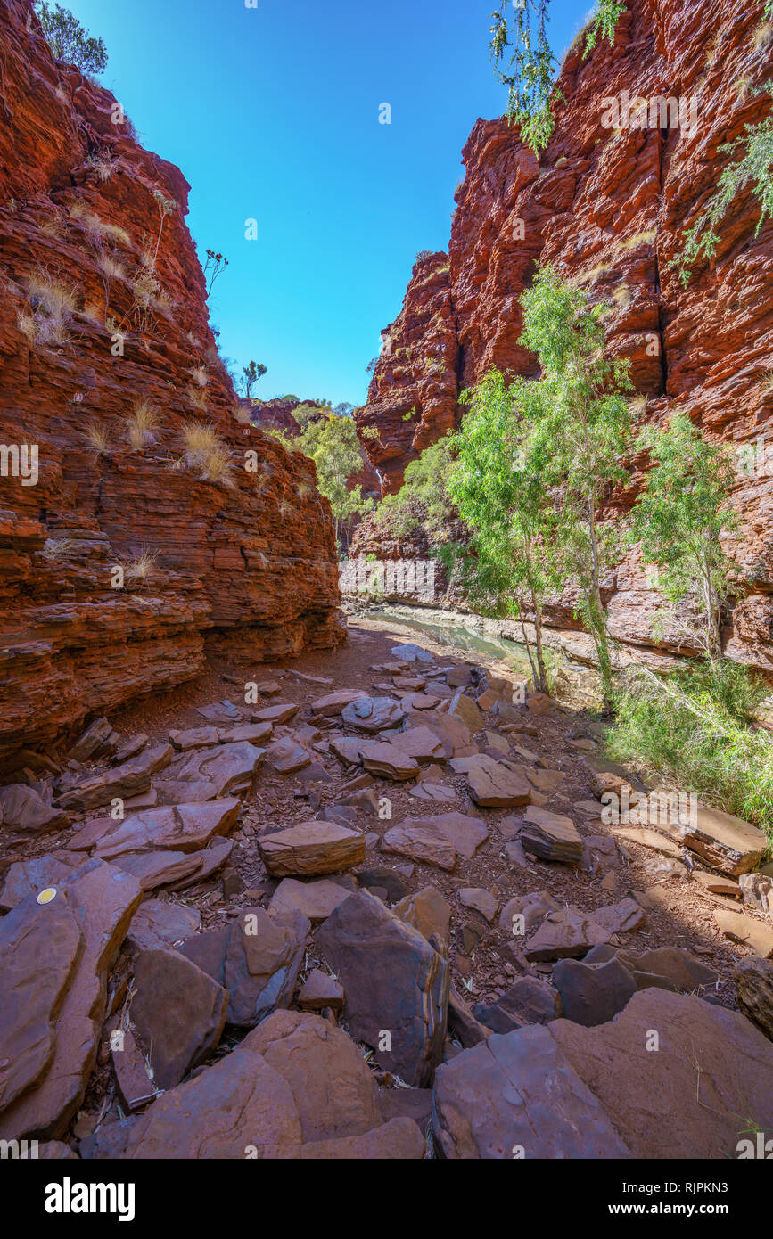 Wandern in der tiefen und engen Weano Gorge in karijini Nationalpark ...